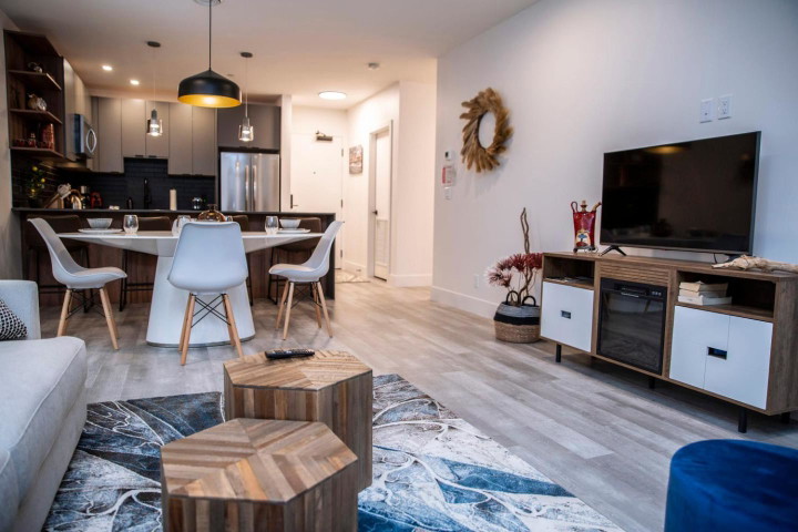 Revelstoke Marvel - Two Bedroom With Hot Tub - Revelstoke