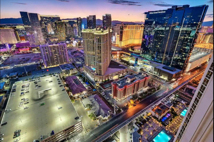 Penthouse Suite With Strip Views - Full Kitchen - Sleeps 6 - Walk Out Balcony - Las Vegas, NV