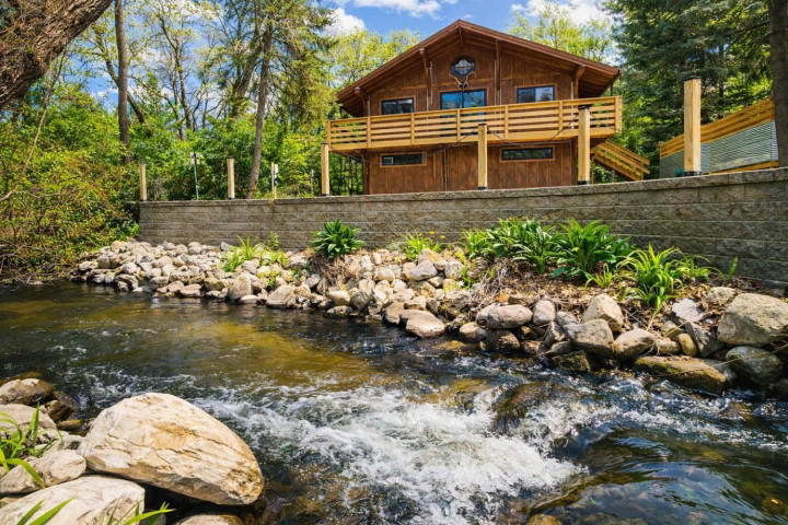 Exclusive 2 Chalet Stay-hottub-fireplace-beachside - Michigan