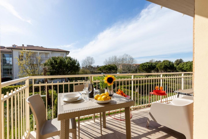 Guesthost - Elegant Seaside Apartment With Pool And Parking - Livorno