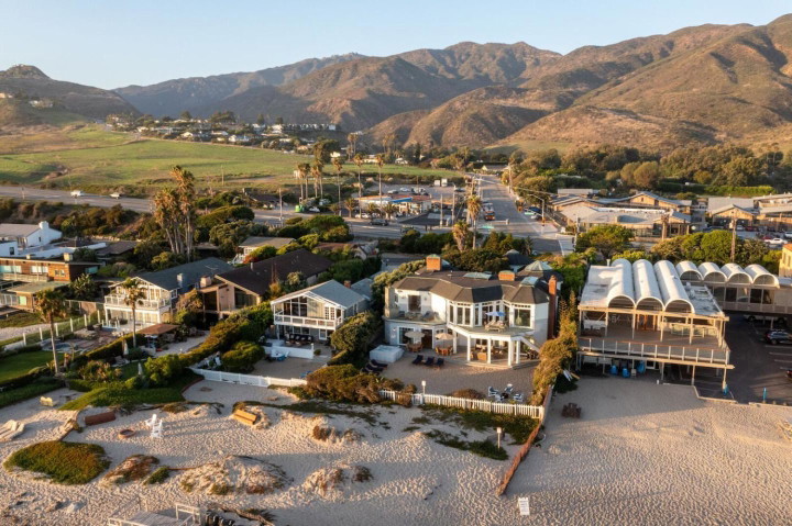 Malibu Dunes By Fieldtrip Expansive Hamptons-style Estate W Private Beach Backyard - Californië