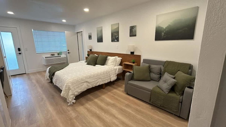 #3 Hygge Hus Hotel - King Suite Connectable - Robbinsville, NC