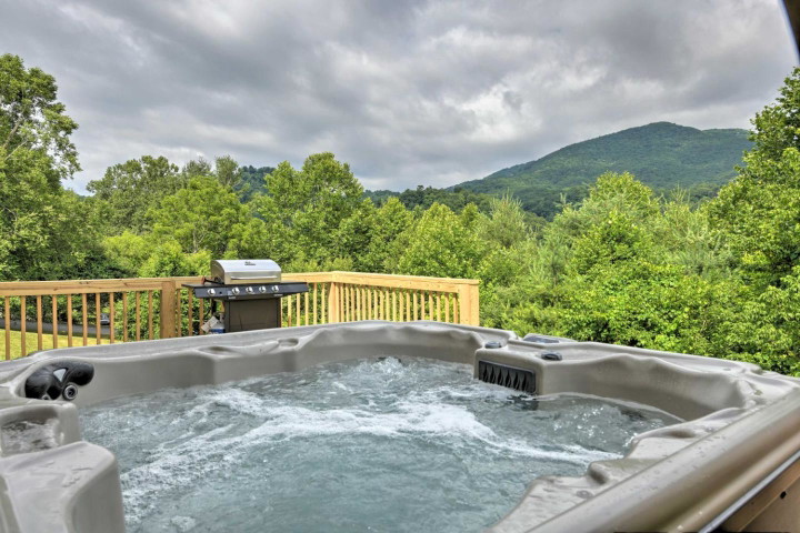 Waynesville Smart Cabin W/ Hot Tub & Views! - Maggie Valley, NC