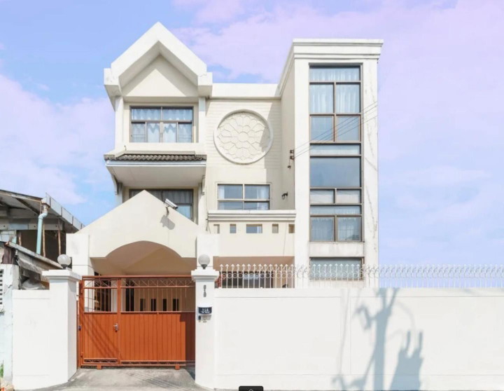 Charming 3-storey House Near Bts Onnut Station - Bangkok