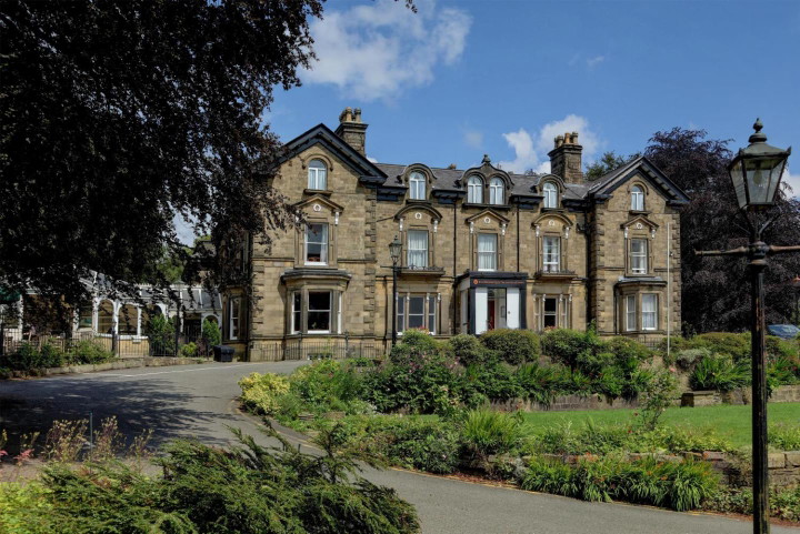 B/w Plus Buxton Lee Wood Hotel - Buxton