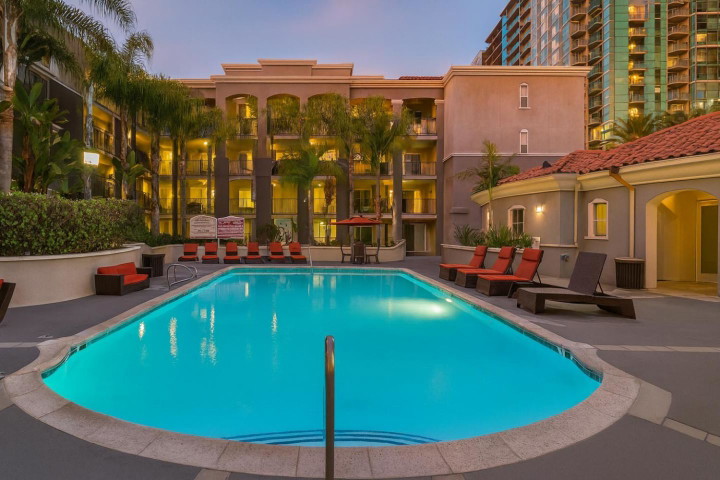 Sunny Marina Del Rey Apartment- Hot Tub, Game Room, Bbq, Projector - Venice Beach, CA