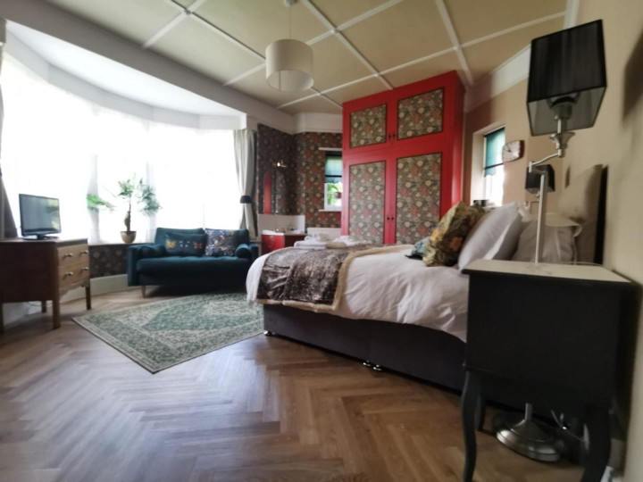 William Morris, Spacious Ground Floor Lux Double Bedroom - Bexhill