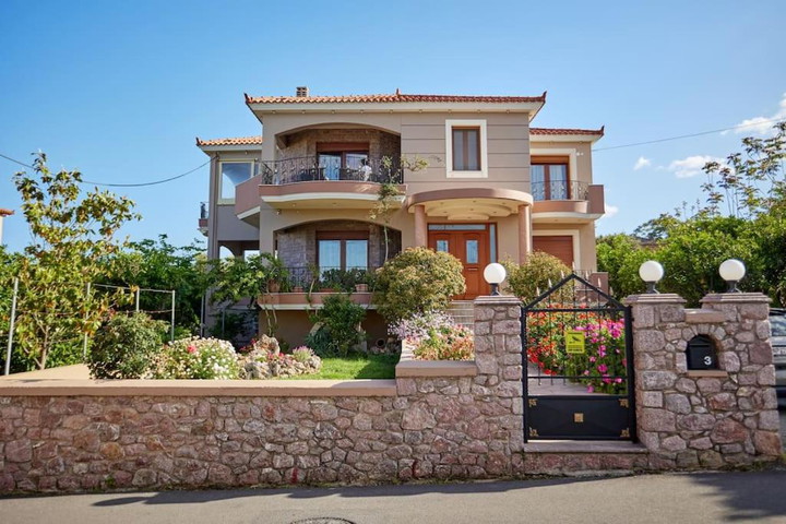 Luxury 3 Bedroom Apartment With Garden - Хиос