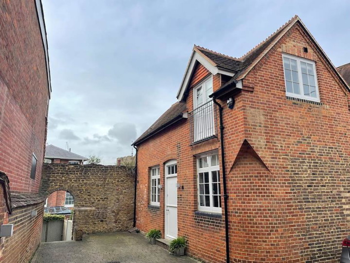 Charming & Cosy Town Centre Home With Parking - Guildford