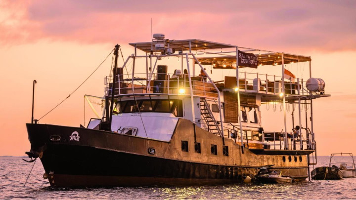 Floating Ship Hotel In Uluwatu With Sixteen Beds - Bali