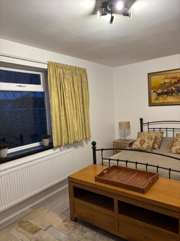 Studio Apt With Private Parking - Surbiton
