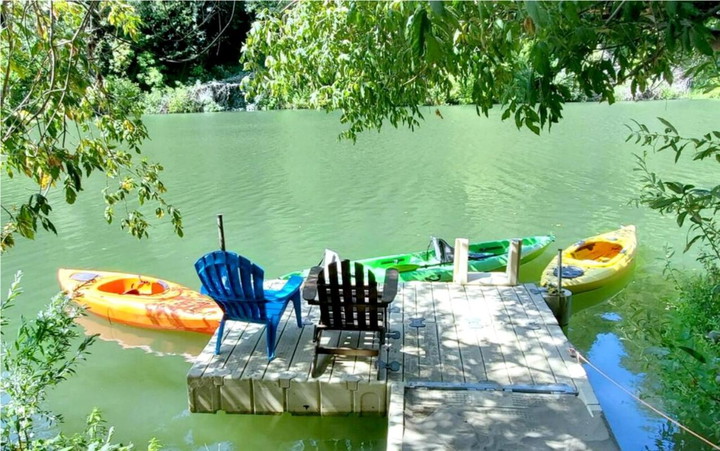 Reflections! Seasonal Dock & Kayaks!! Hot Tub!! Fire Table! Bbq! Huge Yard! Horseshoes! Dog Friendly! - Jenner, CA