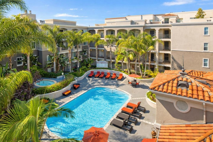 Resort Style 1 & 2 Bedroom Living Near Venice & Mdr With Pool & Gym - El Segundo, CA