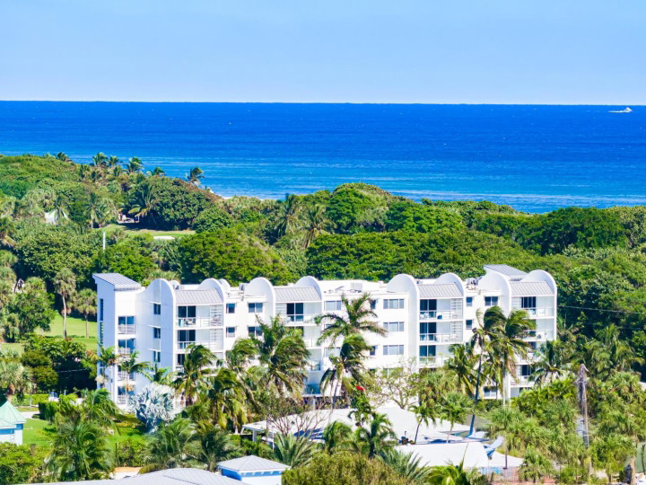Luxury - 2br 2ba - Balcony - Right Across From The Beach - Boca Raton, FL
