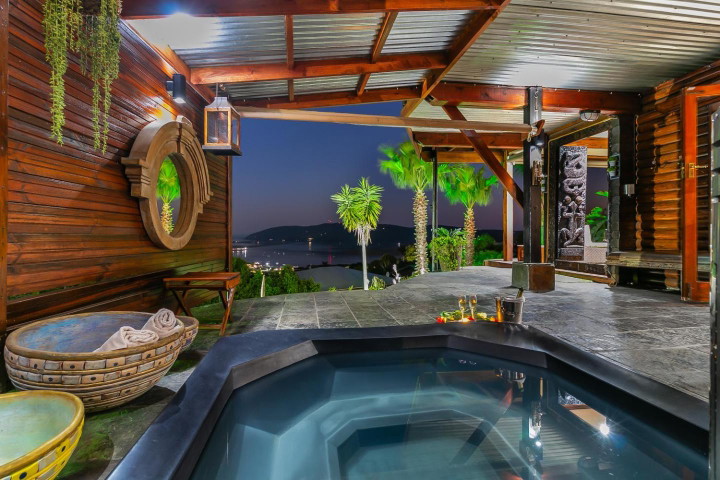Knysna Lodge - Self Catering Accommodation With Woodfired Hot Tub - Knysna