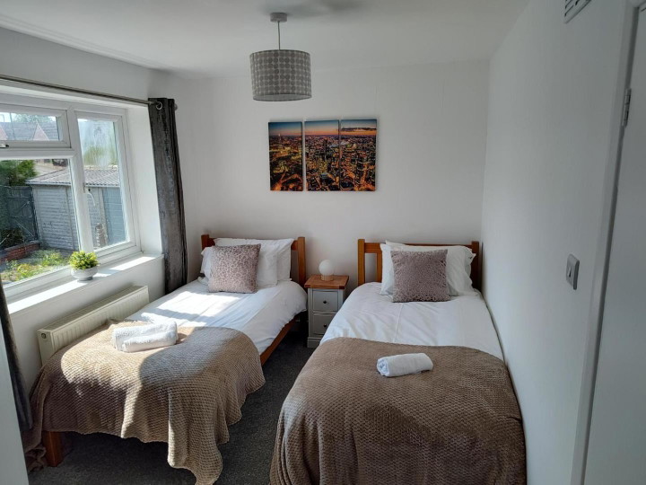 Jarvis Drive 3 Bed Contractor House In Melton Mowbray With Parking - Melton Mowbray
