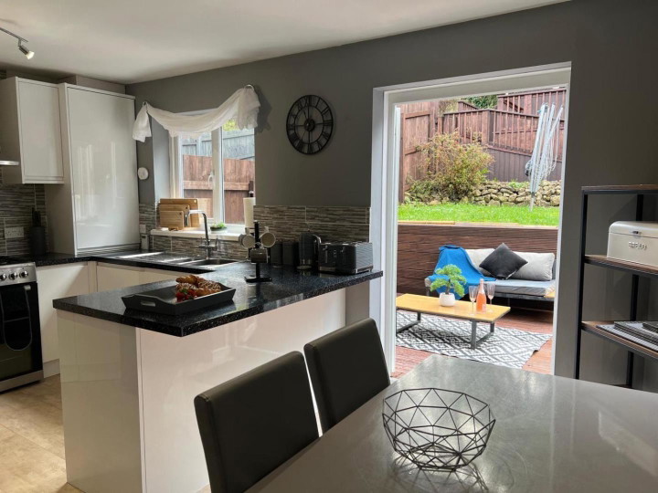 Spacious 4 Bedroom House Parking Wifi - Bridgend