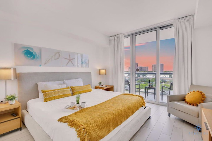 Amazing Pool - Balcony - Gym - Near Beach - Hallandale Beach, FL