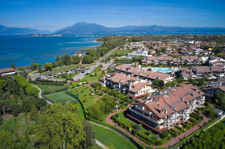 Garden Suite Salici 3 Pools, Private Garage - Desenzano del Garda