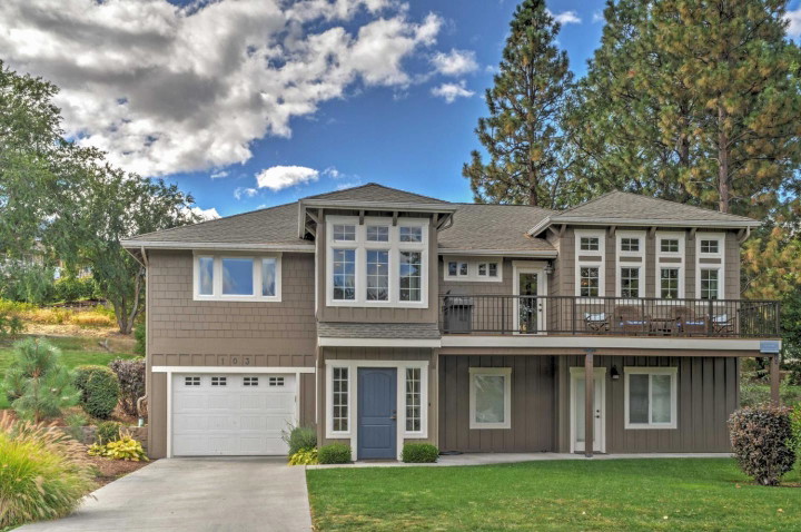 Gorgeous Wapato Point Lakehouse W/ Private Hot Tub - Lake Chelan, WA
