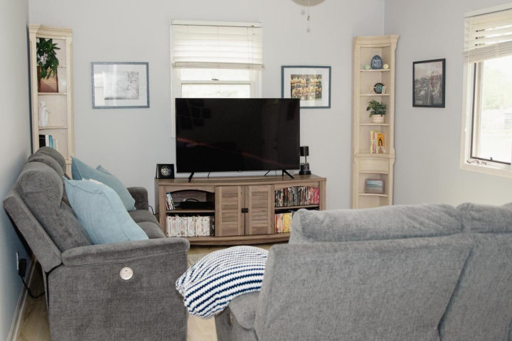 Soccer Fans Welcome To This Fully Stocked, Bright & Inviting 2 Bedroom Home Away From Home - Kansas City, KS
