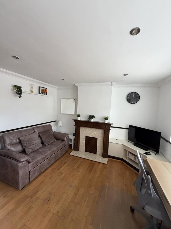 Entire 2 Bed House In London Area - Parking - Sleeps 5 - Watford