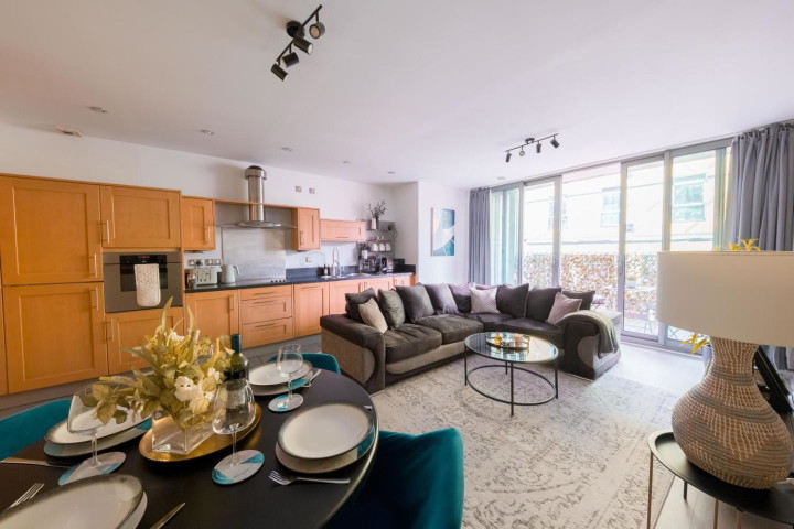 Spacious 2 Bed 2 Bath Apartment With Balcony - Birmingham City Centre - Birmingham