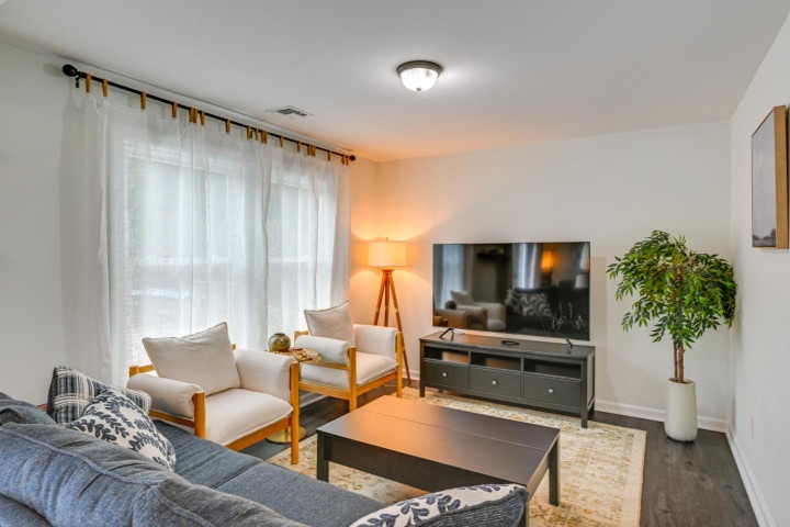 Walk To Train! Updated Apt In Huntington Station - Oyster Bay, NY