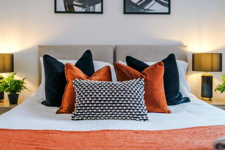 Modern 2-br Apt In Bolton | Free Parking & Wi-fi - Bury