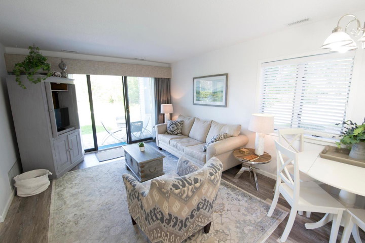 Ｇｏｒｇｅｏｕｓ Ｃｈｉｃ Ｂｅａｃｈ Ｆｒｏｎｔ Ｃｏｎｄｏ - Elk Rapids, MI