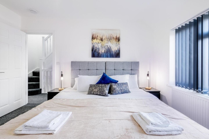 Chaucer Avenue 6 Bedroom & 3 Bathroom With Parking - Hayes