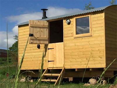 The Shepherd's Hut With Cozy Logburner - Cheshire