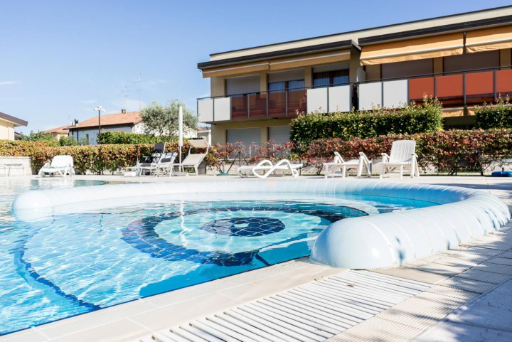 Luminoso Appartamento Con Piscina Secondo Piano - Sirmione