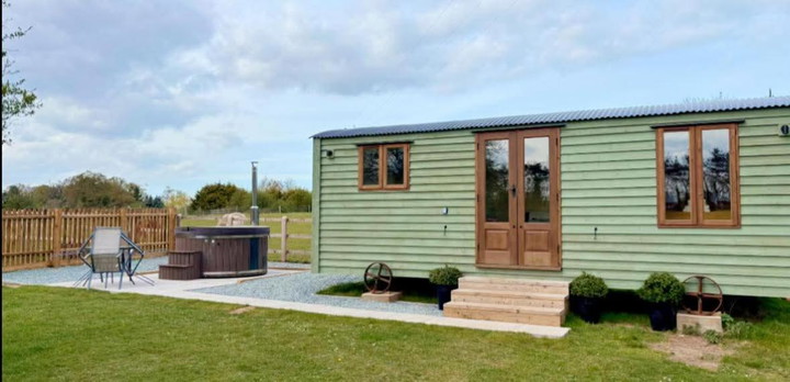 Shepherds Hut Surrounded By Alpacas And Ponies - Wroxham