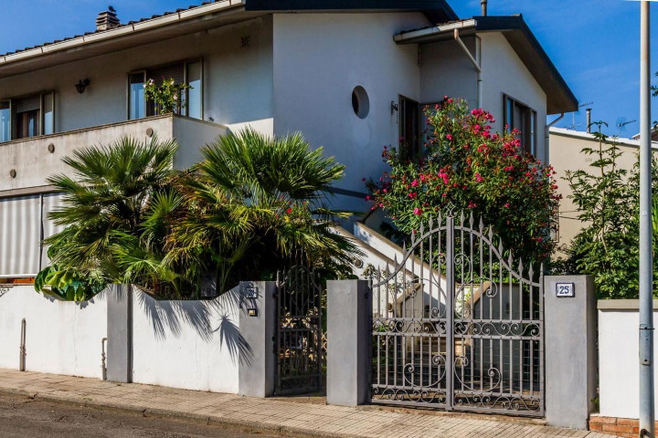 Grande Appartamento Con Giardino Uso Esclusivo, Posto Auto, Barbecue, Aria Condizionata - Cecina