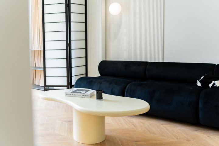 Molly House-near People's Square,nanjing West Road Subway, 3-bedrooms With Elevator,2 Bathrooms 1bathtub Apart Ment -