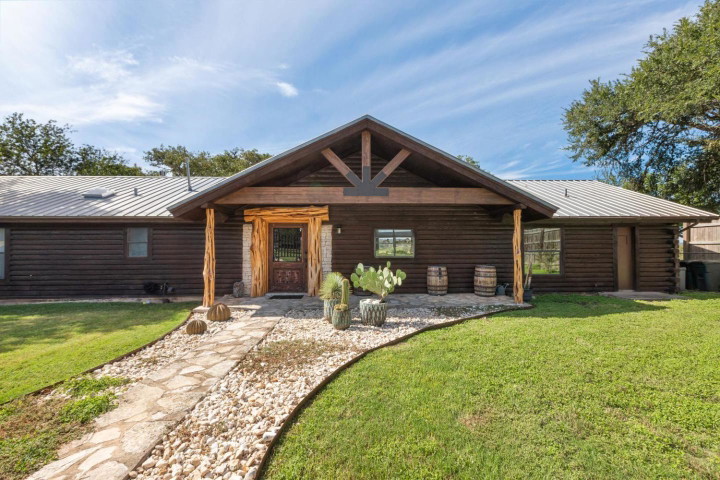 Guadalupe Bluff Log Cabin - Kerrville, TX