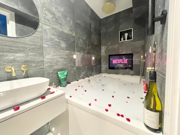 Cloud9 Guest House - By Coastline Retreats - Free Parking Included - 2 Bedroom Self Contained Garden Flat - Luxury 2 Person Bath, Netflix, Superfast Wifi - Bournemouth