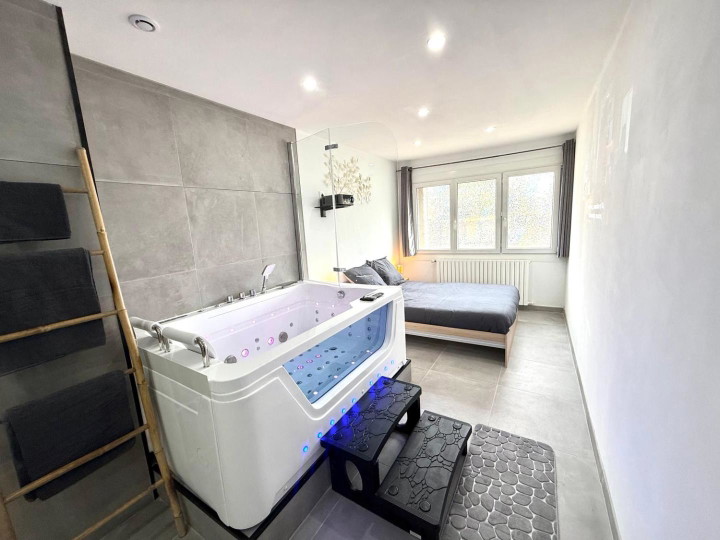 "Relax Spa Publier" Cinéma Balnéo "Maison De Village" - Morges