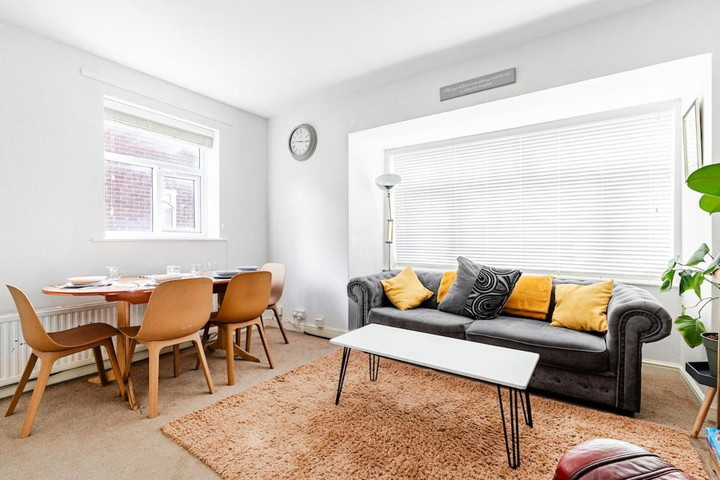 Spacious 2br Flat With Garden - Free Parking - 10 Mins To Airport - Manchester
