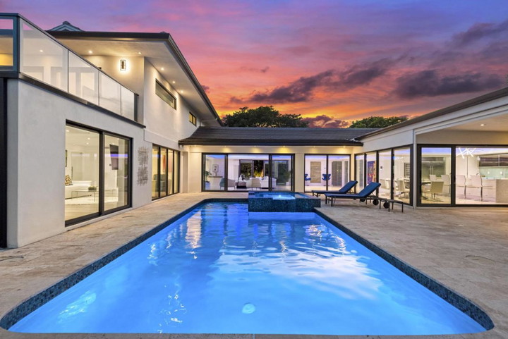 Modern 5-bedroom Waterfront Villa With Private Pool, Dock, And Jacuzzi In Hollywood - Miramar, FL