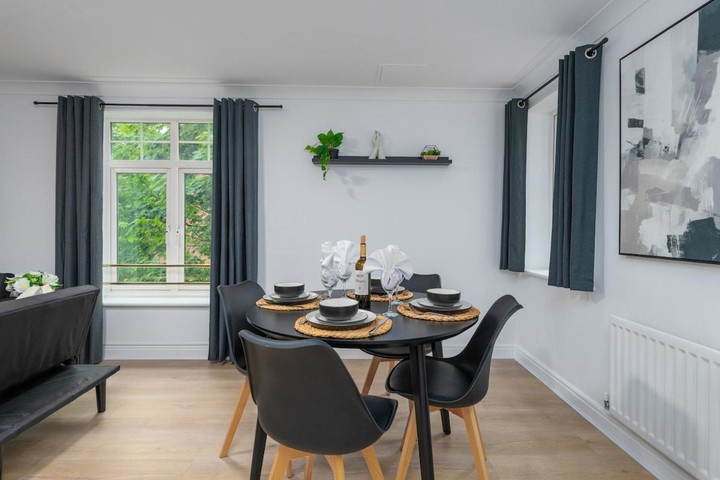 2br 2bath Luxe Apt At Romford With French Balcony And Secure Parking - Brentwood