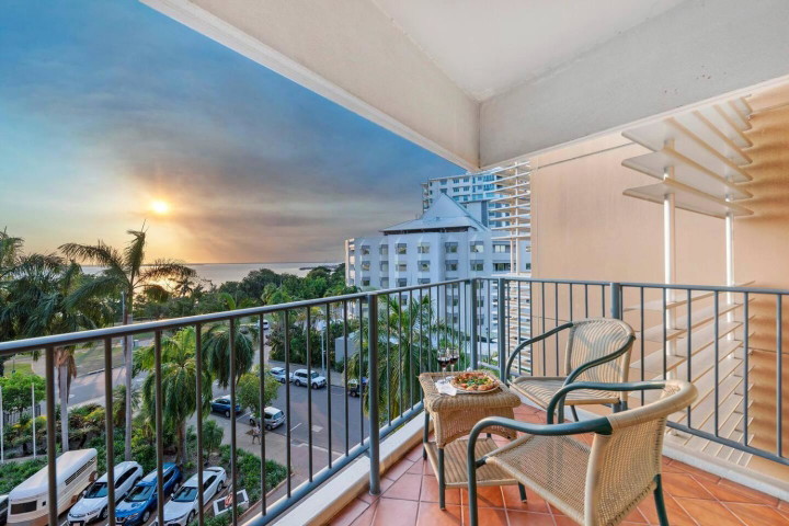 Exclusive Harbourfront - Two Adjacent Stays With Pool - Darwin