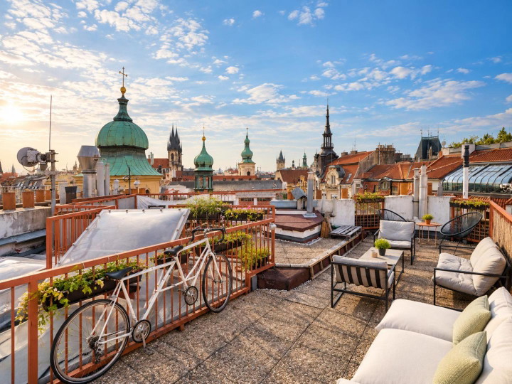 Roof Apartments And Parking Assistance - Praga