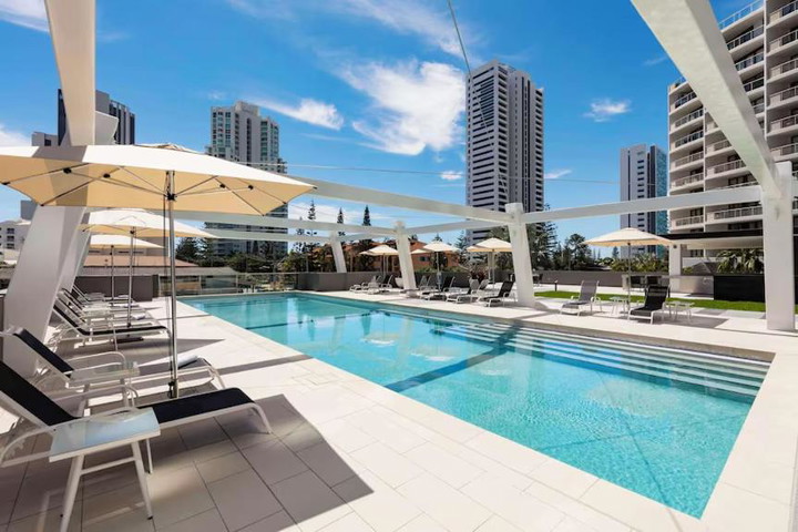 Beach Residences 2-br River View - Broadbeach