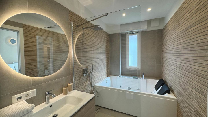 Casa Febo, In Centro Con Parcheggio Privato A 200 Mt Dal Mare - Bordighera