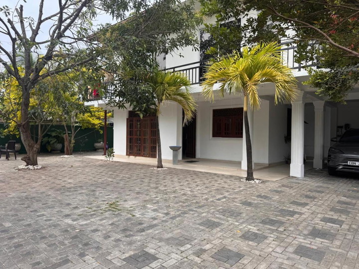 White House Airport Villa - Sri Lanka