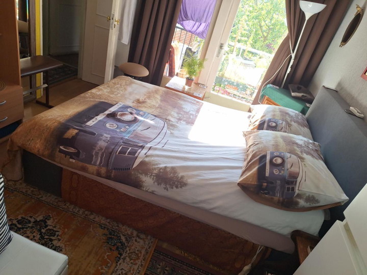 Homey Budget Bedroom - Amsterdam
