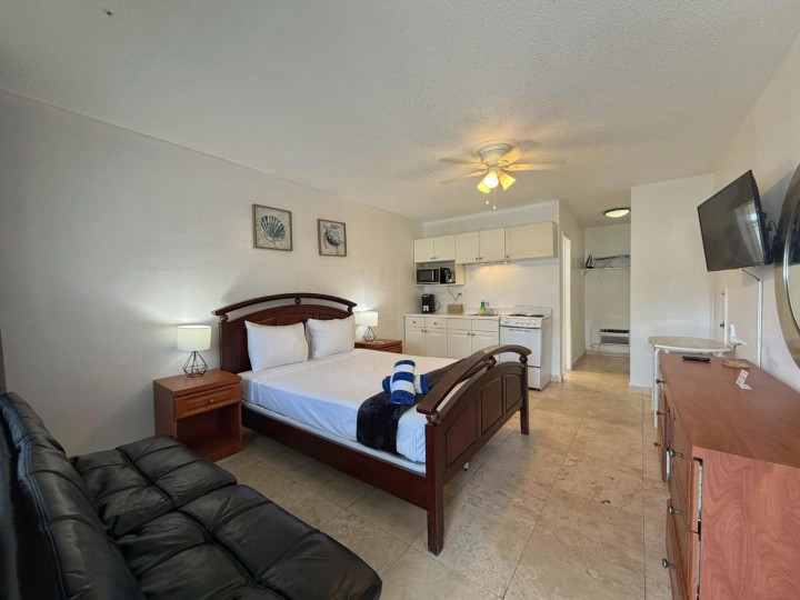 Stylish Beach Studio With Pool Apt14 - Pompano Beach, FL