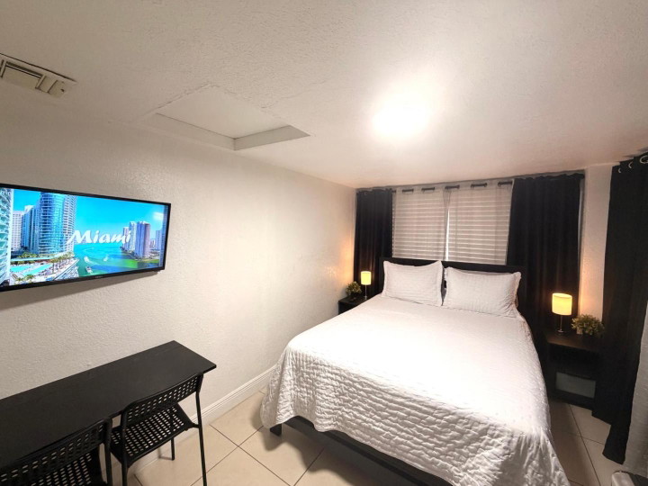 Cozy Private Suite With Bathroom, Free Parking And Near Beach - Surfside, FL